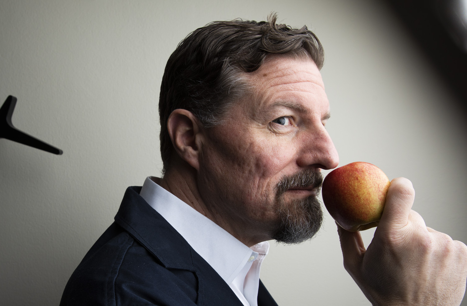 Johan Lundström sniffs out new knowledge | Karolinska Institutet